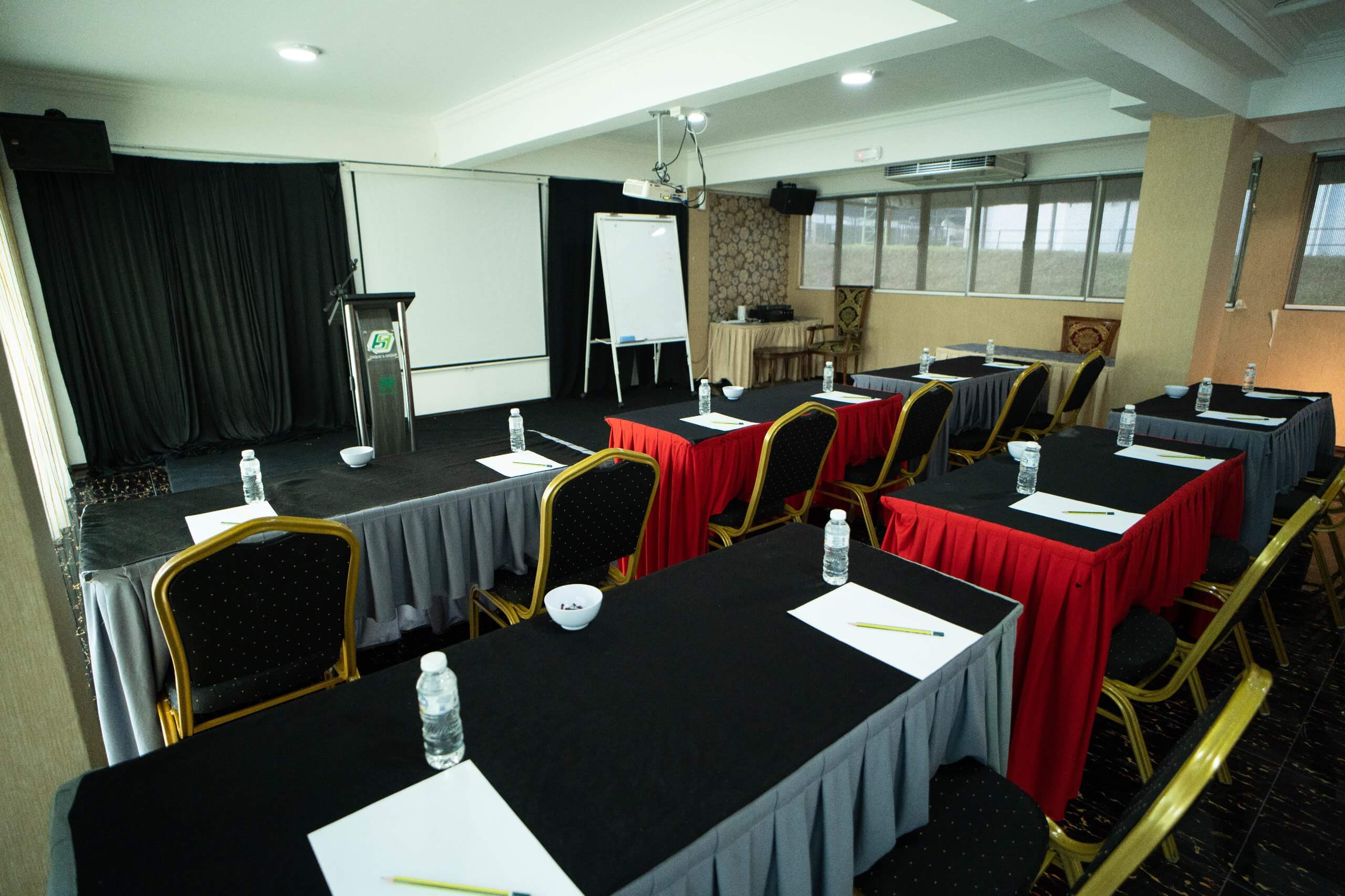 Meeting Room – ZAQUES HOTEL