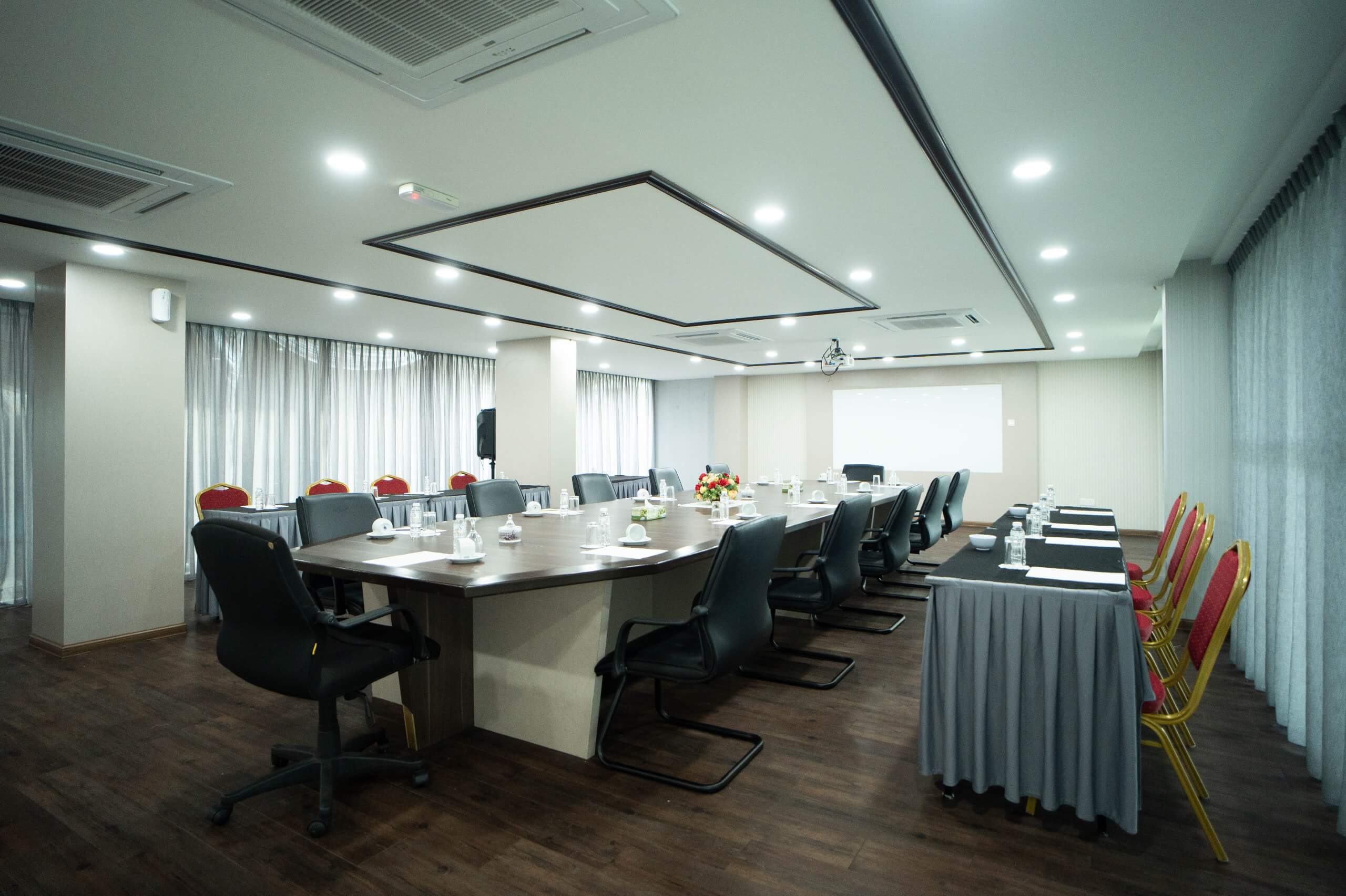 Meeting Room – ZAQUES HOTEL