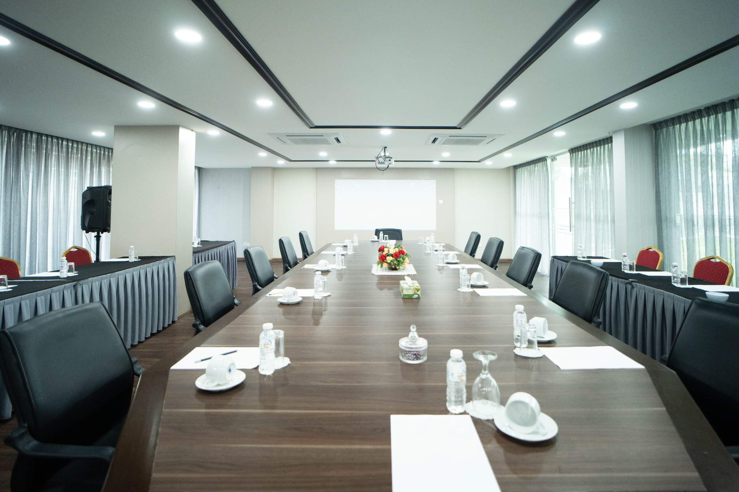 Meeting Room – ZAQUES HOTEL